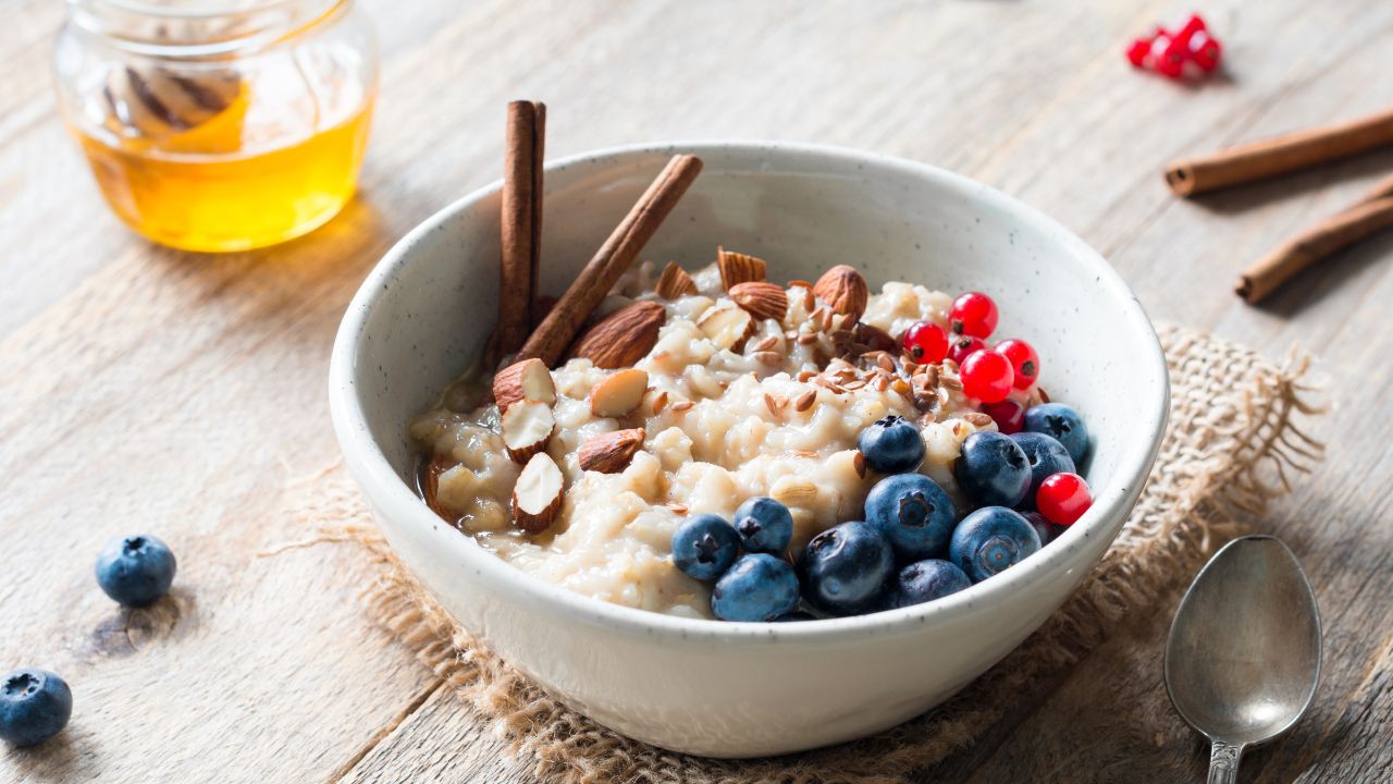 Oats and Oatmeal: Health Benefits, Types, Sources